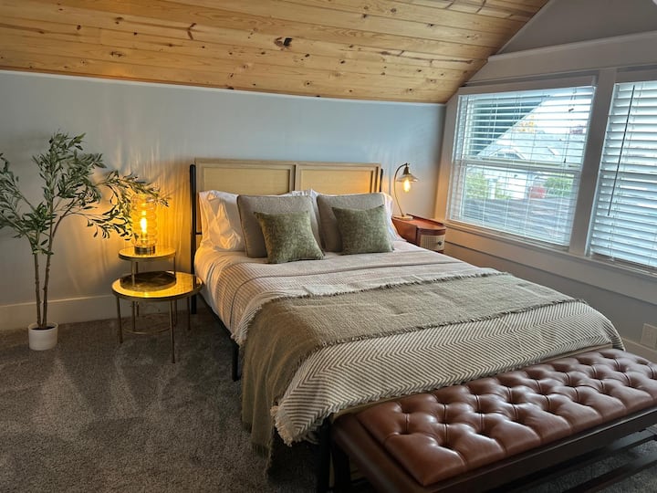 Stylish Craftsman Retreat W/ Jetted Tub | Dtwn - Medford, OR