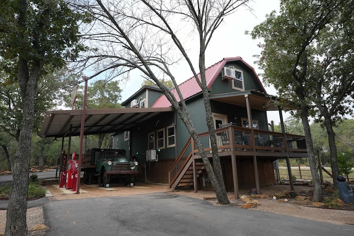 Owner's Cabin- Campqyb- Modern Rustic Cabin, Firep - Runaway Bay, TX