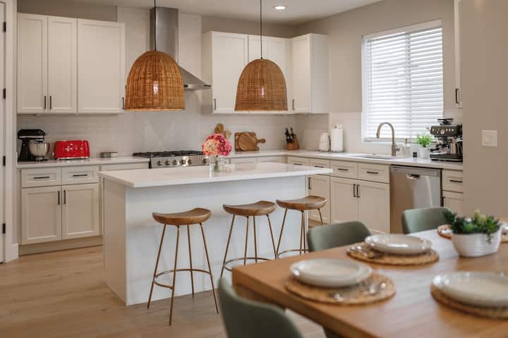 Evergreen Dream-massage Chair, Ev, 5tvs,3 King Bed - Vancouver, WA