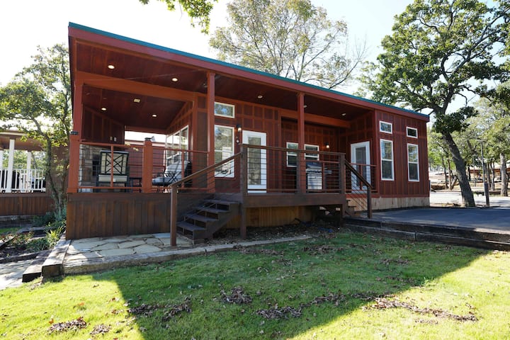 The Charming Tiny House - Runaway Bay, TX
