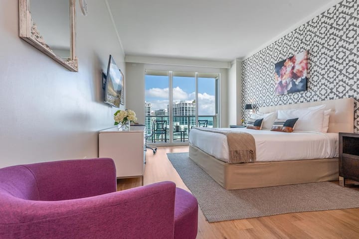 Grove Getaway: Bay Views & Onsite Parking - Miami, FL
