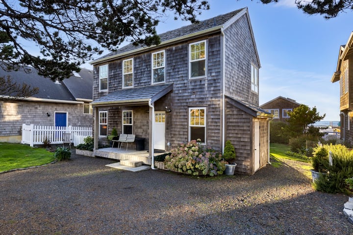 Sea Curred | Steps From Cannon Beach With Hot Tub - Cannon Beach, OR