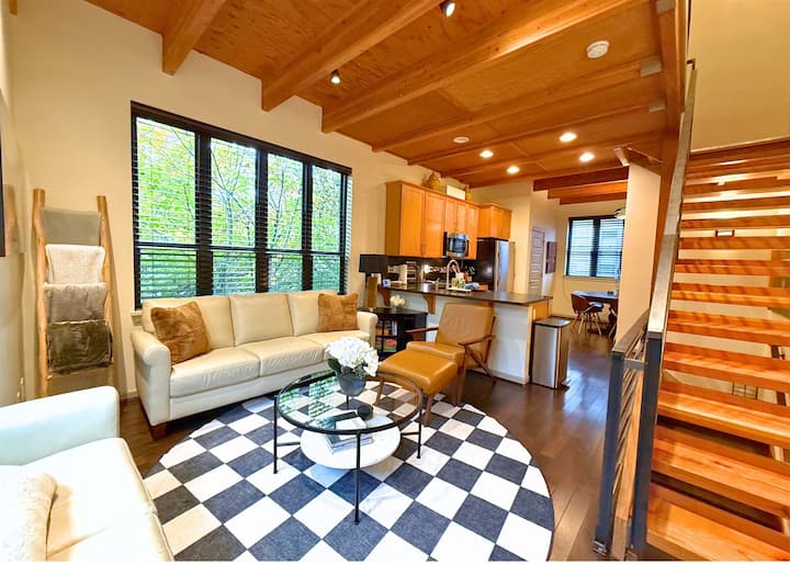 Green Lake Modern K/q + Parking | Stadium Access - Seattle, WA