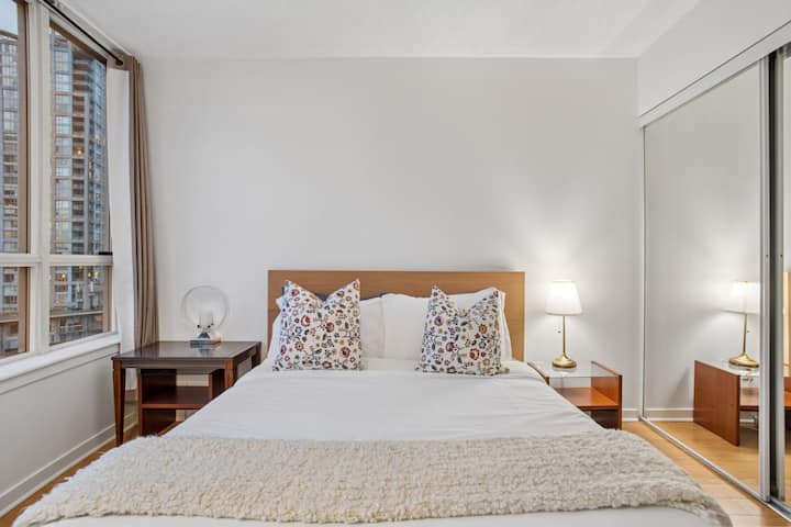 Queen Bed/sauna/pool/gym/wi-fi/sleeps Four Guests! - Vancouver