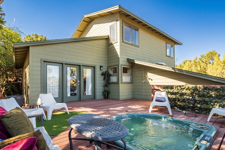 Soft-luxe Sedona Haven — Views, Hot Tub, Walkable - Sedona, AZ