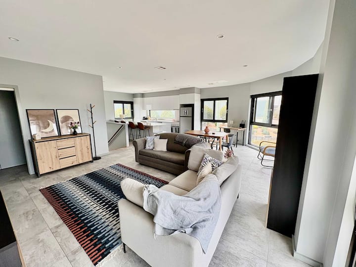 Quite And Large 2 Bedroom - Sleeps 6 - 2 Bathrooms - Queanbeyan