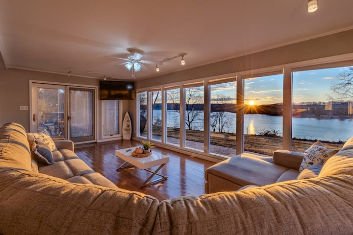 New Hot Tub • Lakefront Watts Bar • Sleeps 14 - Kingston, TN