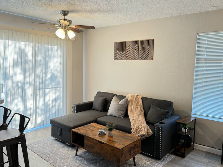 The Cozy Condo: Your Home Base Near All Amenities! - Aurora