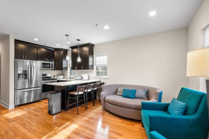 2 Bedrm W/ Gourmet Kitchen & Free Parking - Washington