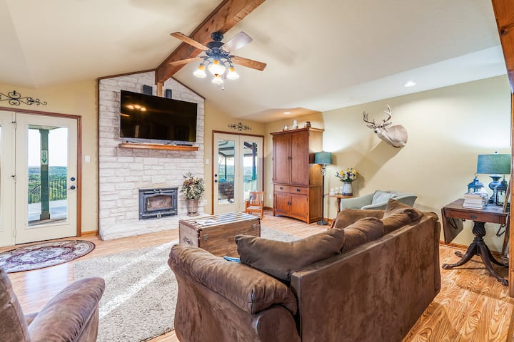 Tawnya’s Secret Hideaway | 20-mile Views - Dripping Springs, TX