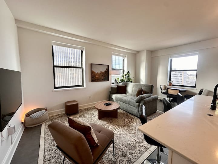 Luxury Downtown Apt With Parking, Gym, Lap Pool - Milwaukee, WI