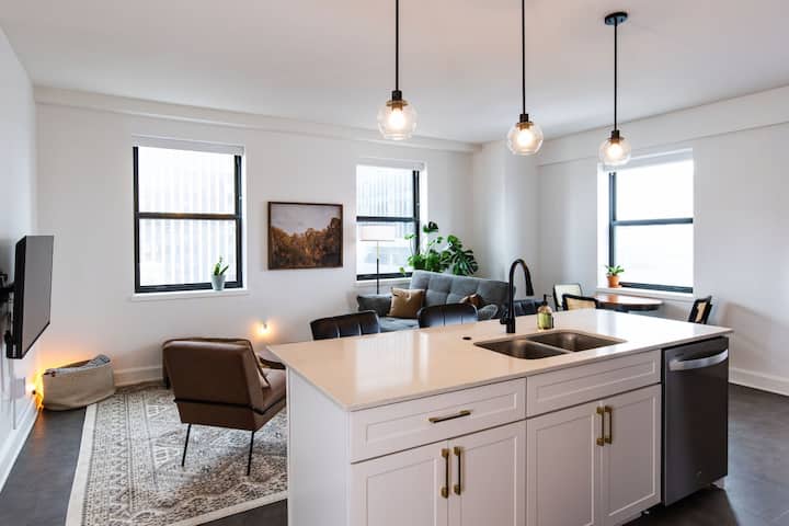 Luxury Downtown Apt With Parking, Gym, Lap Pool - Milwaukee, WI