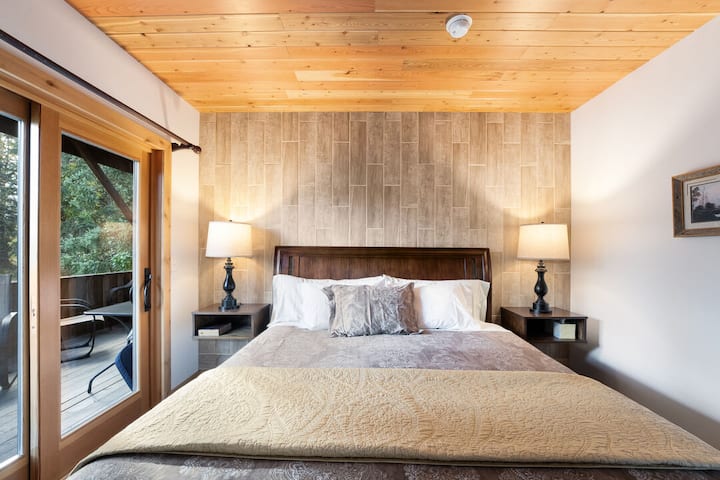 New! Rustic Charm, Scenic Views, Near Glacier Np! - Columbia Falls, MT