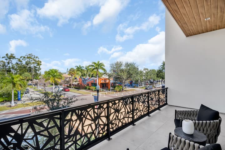 Luxury Sky Loft W/ Rooftop Lounge & Garage - St. Petersburg, FL
