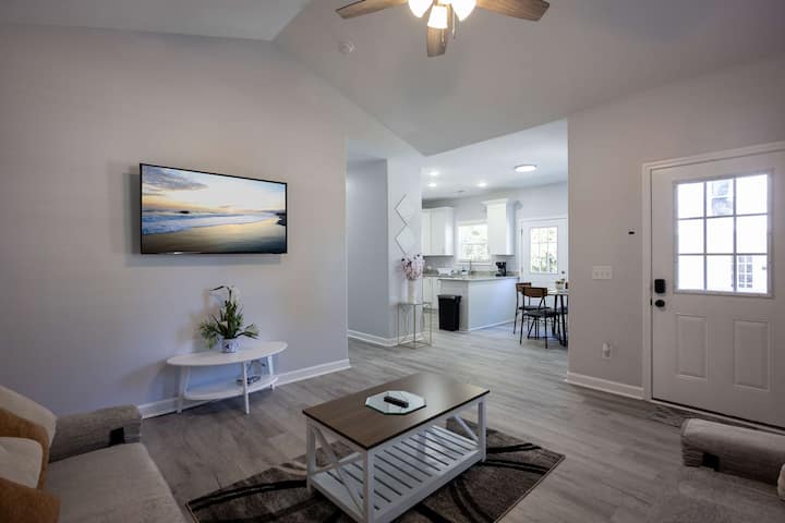 2 Min To Downtown | 9 To Elon | Car Rental Avail. - Graham-Mebane Lake