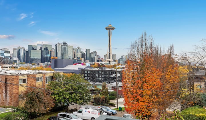 Aloha View Retreat W/parking & Space Needle Glow! - Seattle, WA