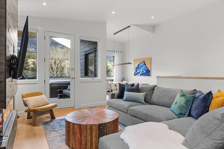 Brand New High End W/ Hot Tub - Canada