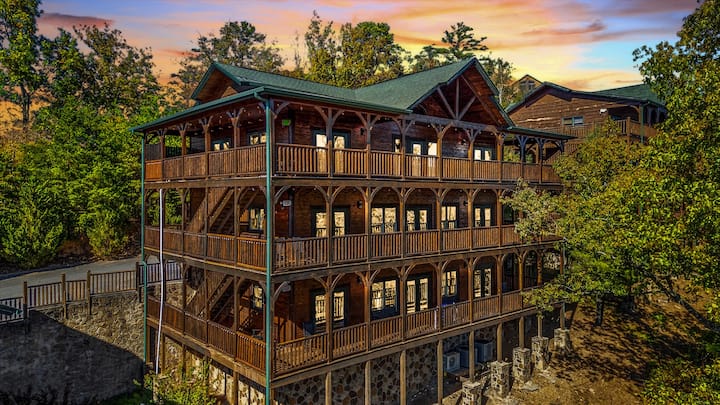 Sleeps 30: Amazing Views! Host Your Special Event! - Gatlinburg, TN
