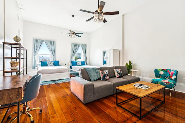 Spacious Studio Suite 1 Block To The Streetcar - New Orleans, LA