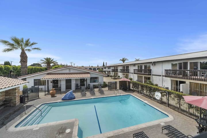 Near Angel Stadium | Free Parking + Pool - Anaheim, CA
