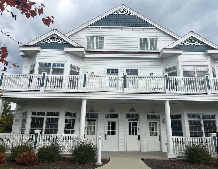 Beachfront Condo - Walk To Beach, Sunrise Views - Sheboygan, WI