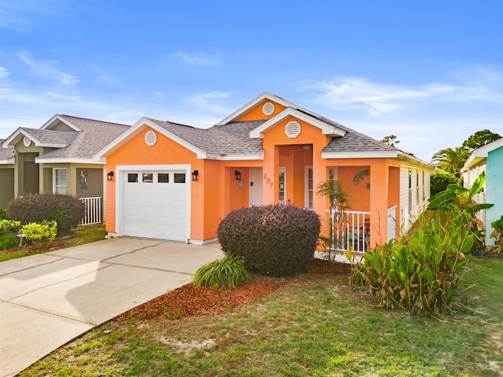 Cozy Family Home Just 2 Min Drive To The Beach - Panama City Beach, FL