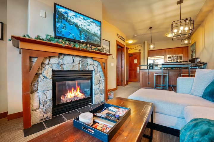 2 Min Walk To Lifts! King Bed | Hot Tub + Parking - Tahoe City, CA