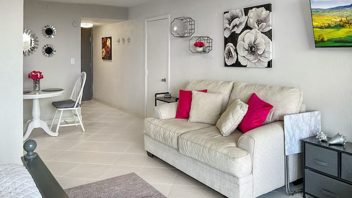 Modern Beachfront Studio-pool, Bar, Views! - The Bahamas