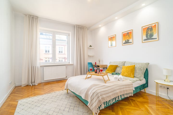 Kraków Suite: Balcony, Workspace — By Rentujemy - Cracovia