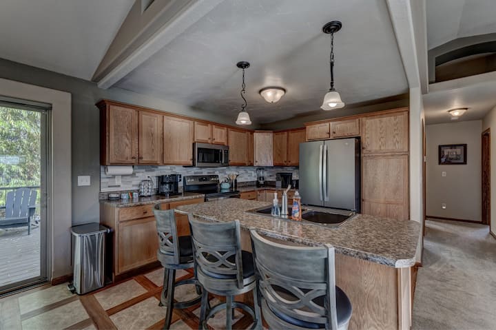 Spacious Family Home With 2 King Suites - Rapid City, SD