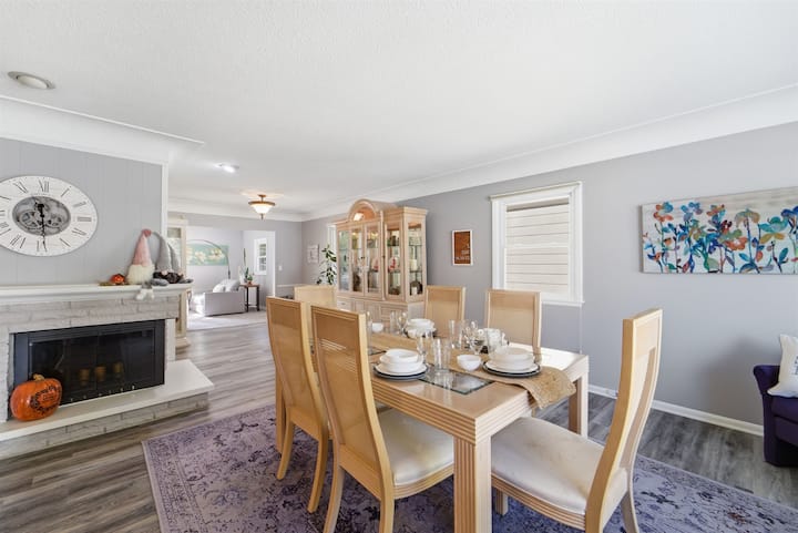 Cozy Heights Retreat | Baker's Kitchen & Sleeps 8+ - West Des Moines, IA