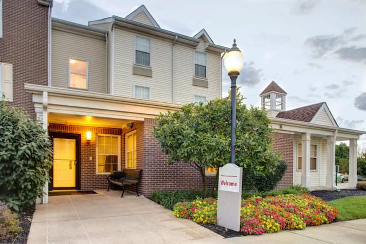 Effortless Comfort Awaits: Close To Cincinnati - Loveland, OH