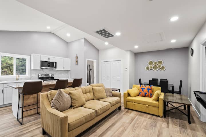 Two Dulles Homes 1 Price Sleeps 16 W/ev Parking - Manassas, VA