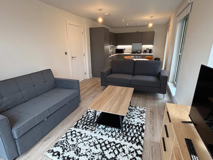 Elegant 2-bed Apt In City, Sleeps 5 With Parking - Birmingham