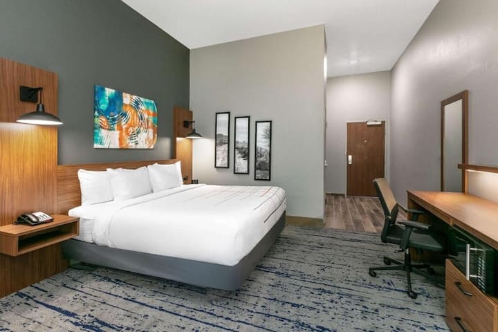 King Bed| Laquinta Jacksonville Tx| Near Downtown - Jacksonville, TX