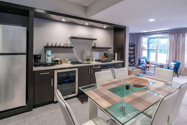 Premium Family Stay W/ King Bed & Home Theatre - Saint Albert