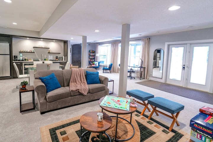 Premium Family Stay W/ King Bed & Home Theatre - Edmonton