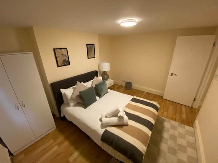 Riverside 2 Bedroom Apartment - Central Location - Surbiton