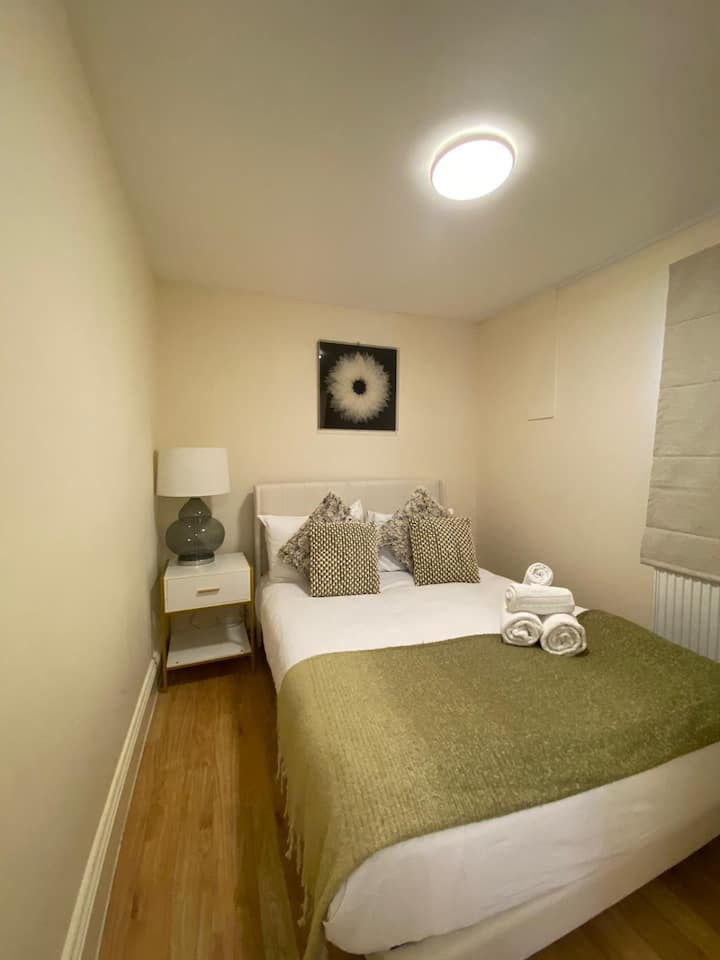 Riverside 2 Bedroom Apartment - Central Location - Surbiton