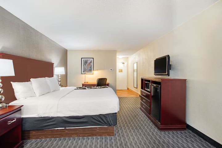 1 King Bed | La Quinta Indianapolis South - Greenwood, IN