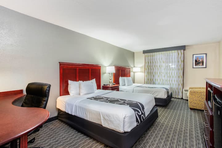 2q Beds | La Quinta Indianapolis South | Parking - Greenwood, IN