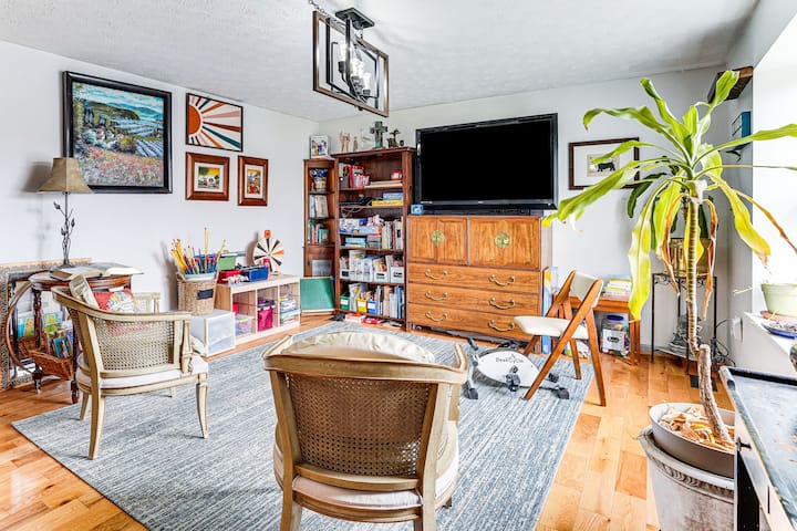 Near Trails, Parks & Orchards: Germantown Retreat - Germantown, MD