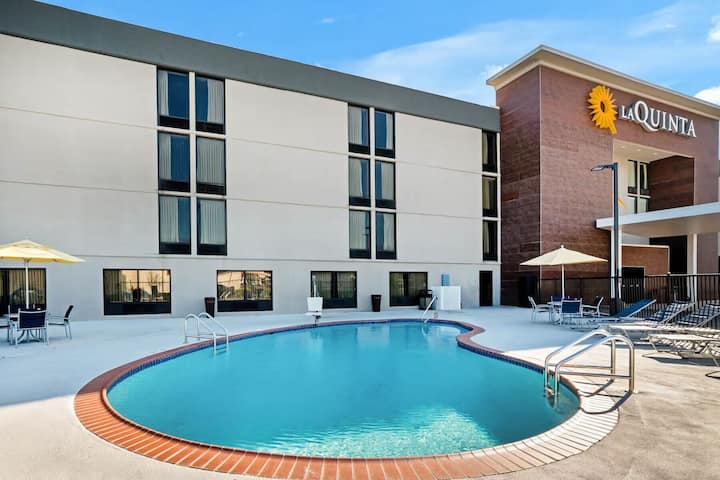 La Quinta Columbus | King Suite | Seasonal Pool - Columbus
