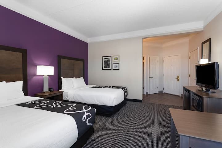 Laquinta Denver Boulder| Family Room| Parking - Broomfield, CO