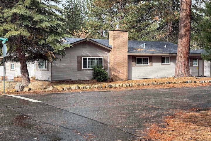 4br Home With Hot Tub, Studio, Walk To Lake - South Lake Tahoe, CA
