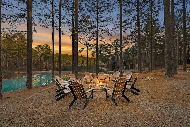 New! Answered Prayers! Pond! Hot Tub! Sleep 22! - Hochatown, OK