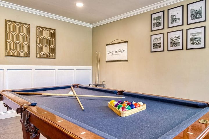 Spacious | Hot Tub | Game Room | Fire Pit Fun - Pigeon Forge, TN