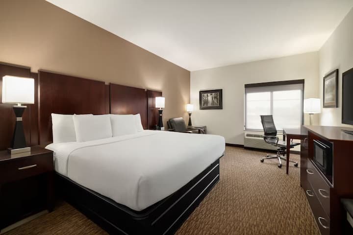 King Bed| La Quinta Memphis Wolfchase | Near I-40 - Memphis, TN