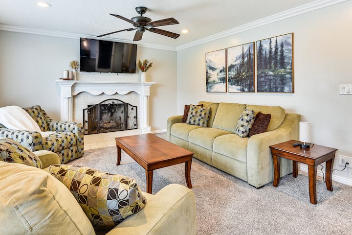 Mountain-view Retreat W/ Hot Tub In Centerville! - Farmington, UT