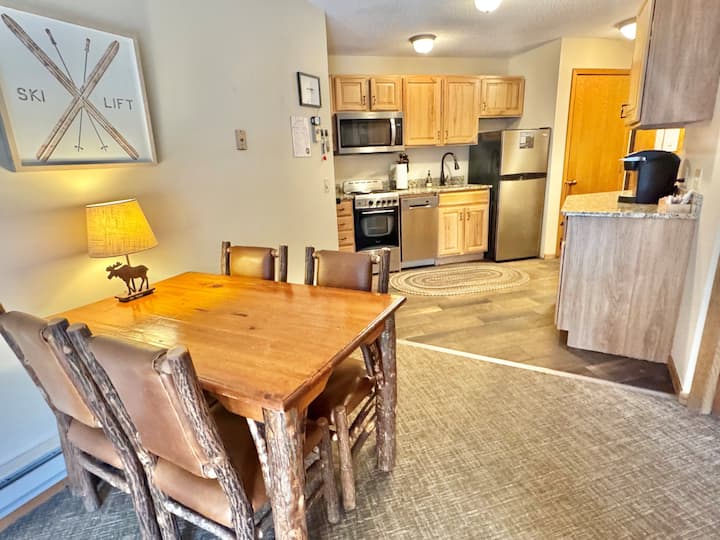 Ski-in Ski-out End Unit, Hot Tub, Pool, Fitness - Lutsen, MN